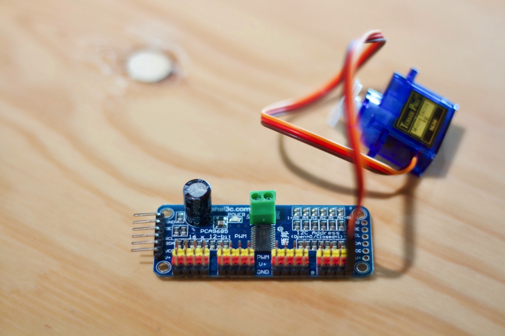 RaspberryPi+Python+PCA9685で複数のサーボを制御する！簡単！ - KOKENSHAの技術ブログ